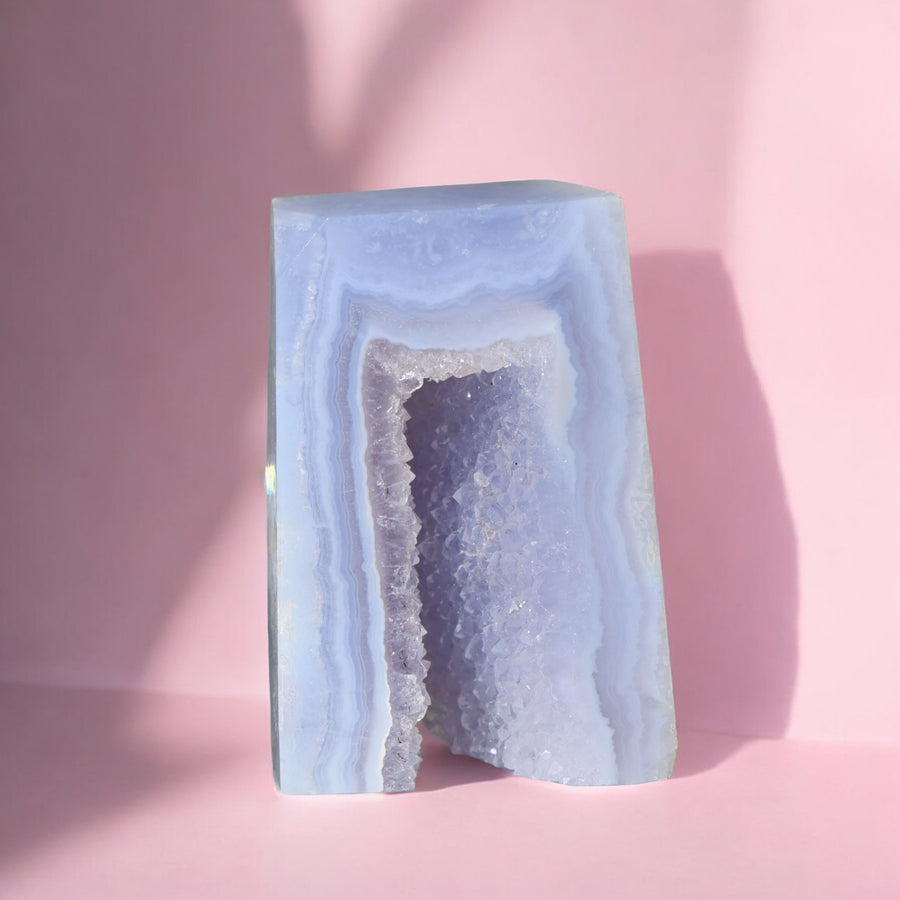 Agate: A Guide to Its Types, Benefits, and Everyday Uses – Enchantia Muse